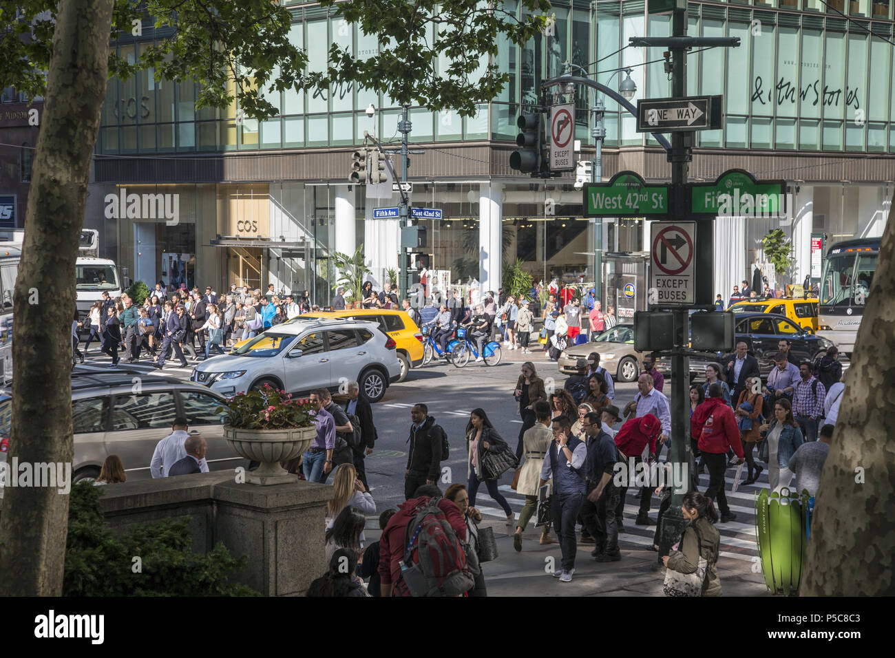 Crowd corner street crowded 5th hi-res stock photography and images - Alamy