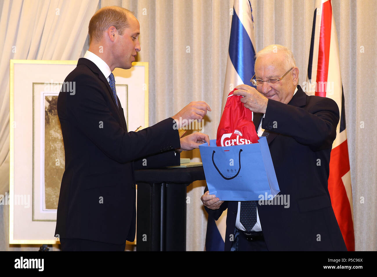 Liverpool fc shirt hi-res stock photography and images - Alamy