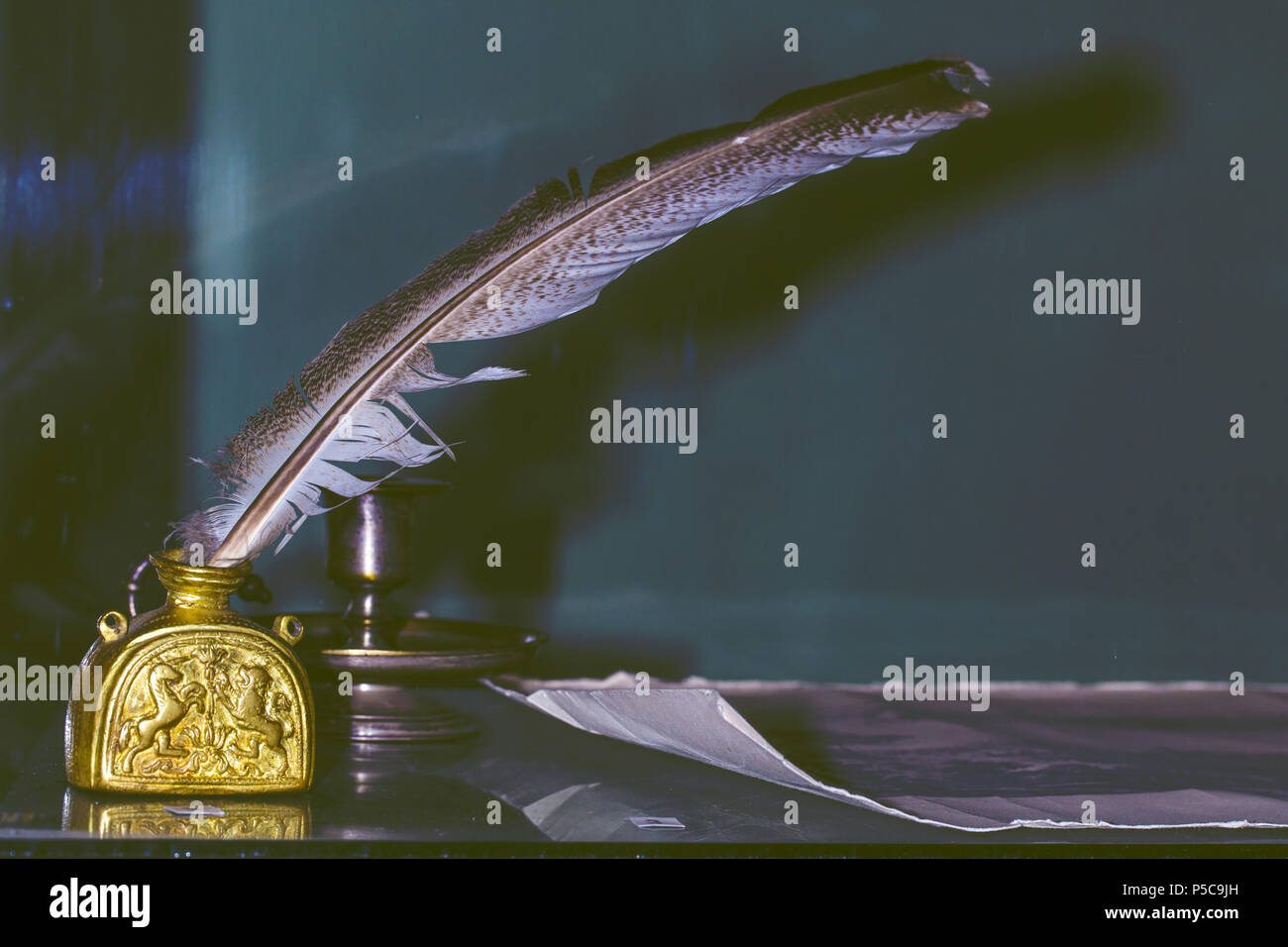 Antique ink well dipping pen hi-res stock photography and images - Alamy
