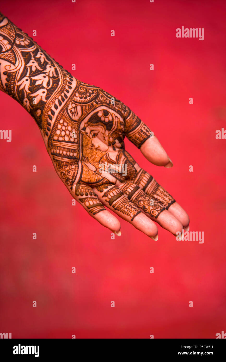 Mehndi on woman's hand. Pune, Maharashtra, India Stock Photo - Alamy