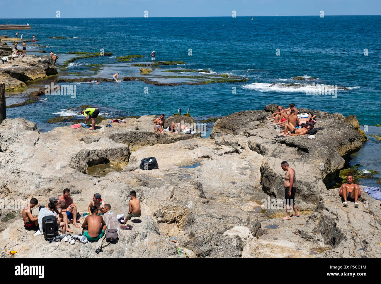 Men sunbathing hi-res stock photography and images - Alamy