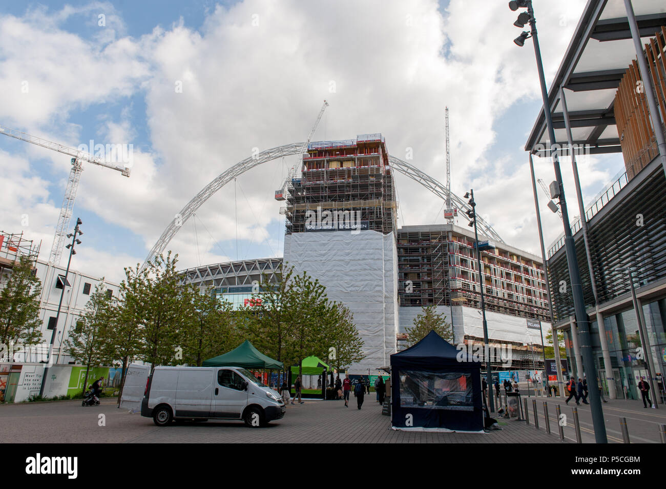 Wembley football stadium with construction work in front Stock Photo ...