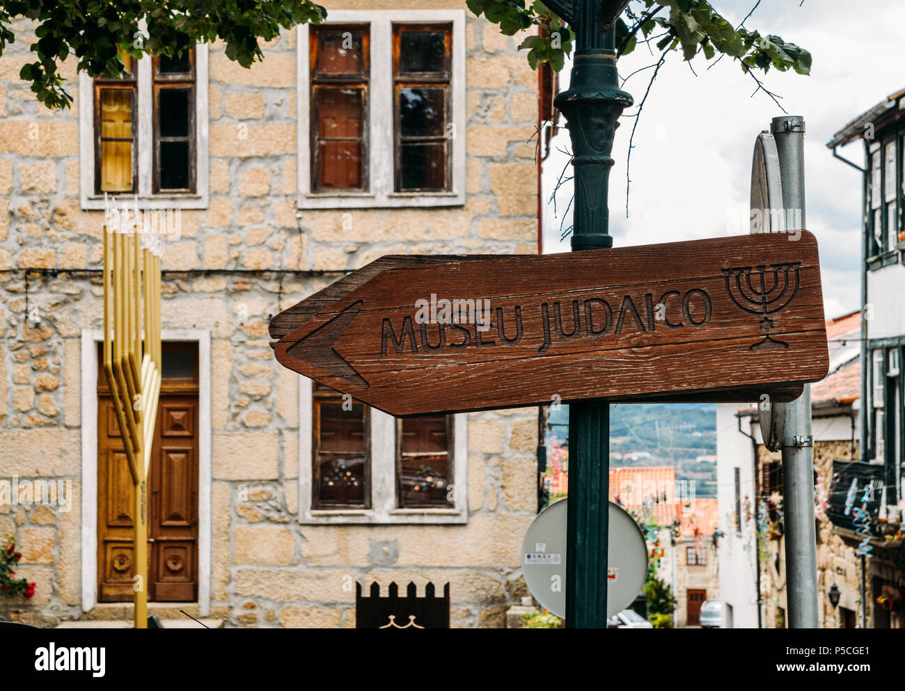 Sign pointing to the Jewish Museum of Belmonte, Museu Judaico de ...