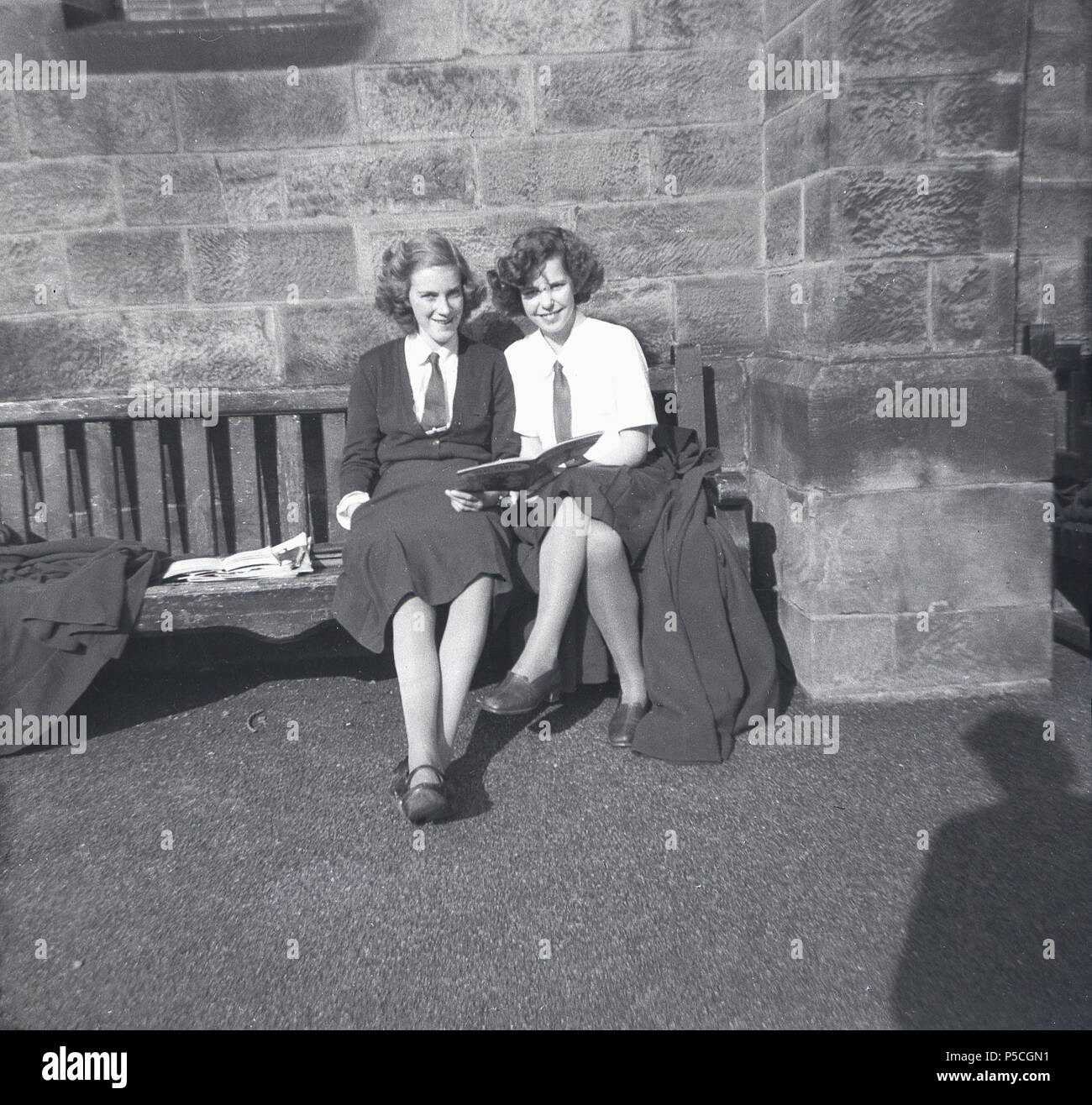 Schoolgirls in uniform uk hi-res stock photography and images - Alamy