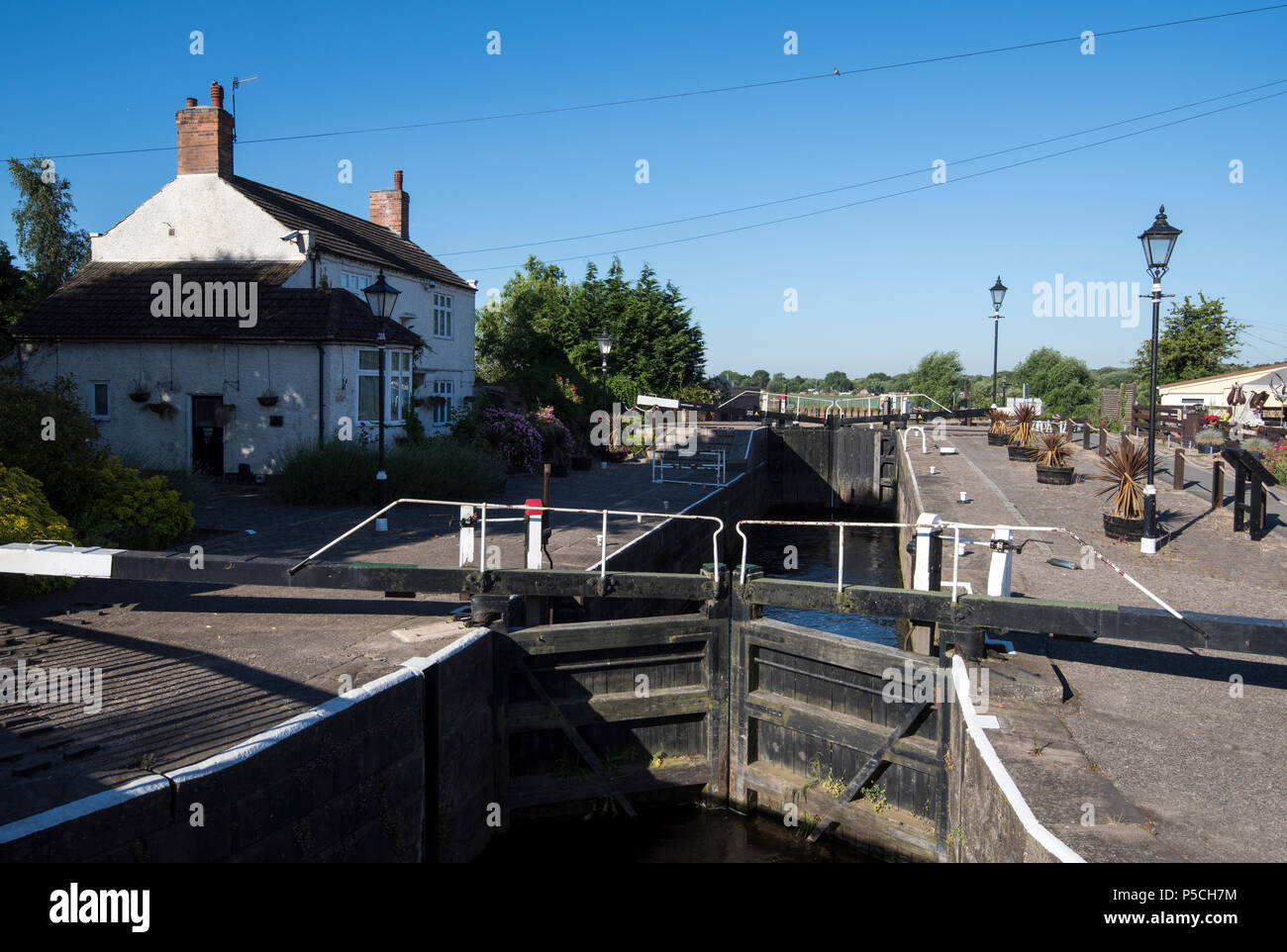 Lock gates nottingham beeston canal castle lock nottingham hi-res stock ...