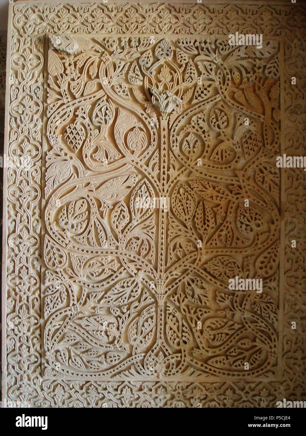 ZOCALO DE MARMOL DECORADO CON RELIEVES DE ATAURIQUE - SIGLO X. Location ...