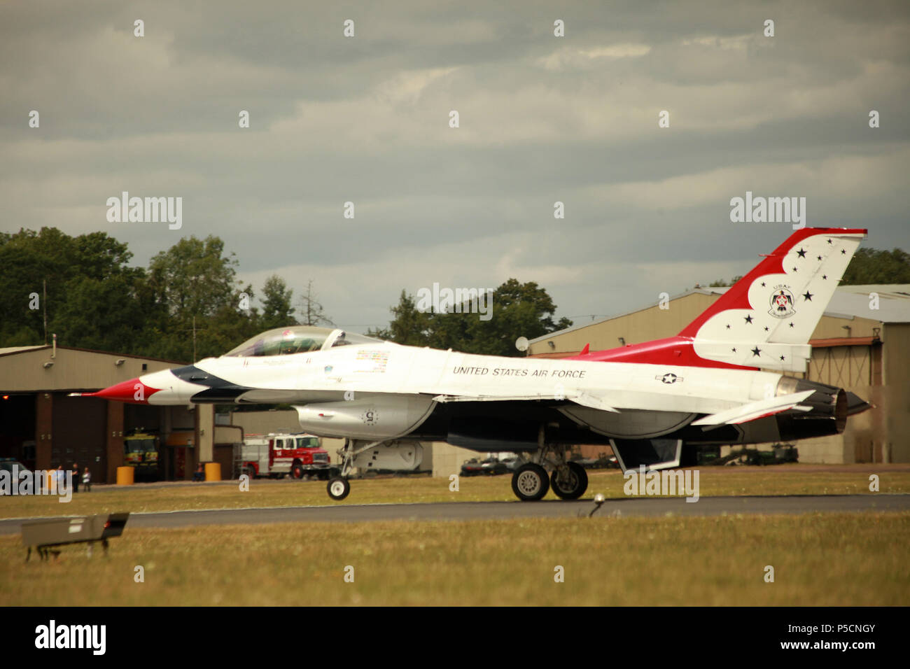 F 16c thunderbirds hi-res stock photography and images - Alamy