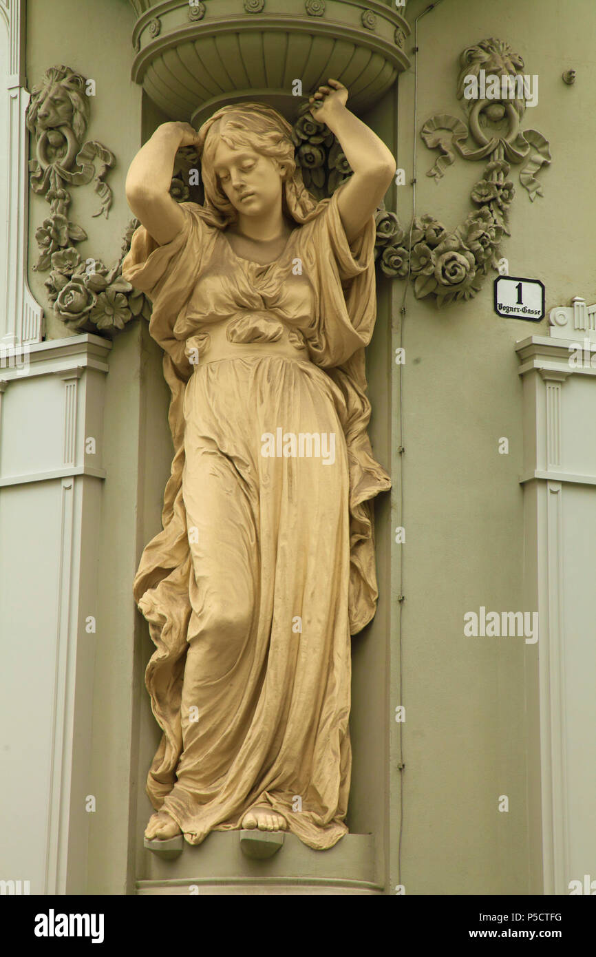 Statue and building hi-res stock photography and images - Alamy