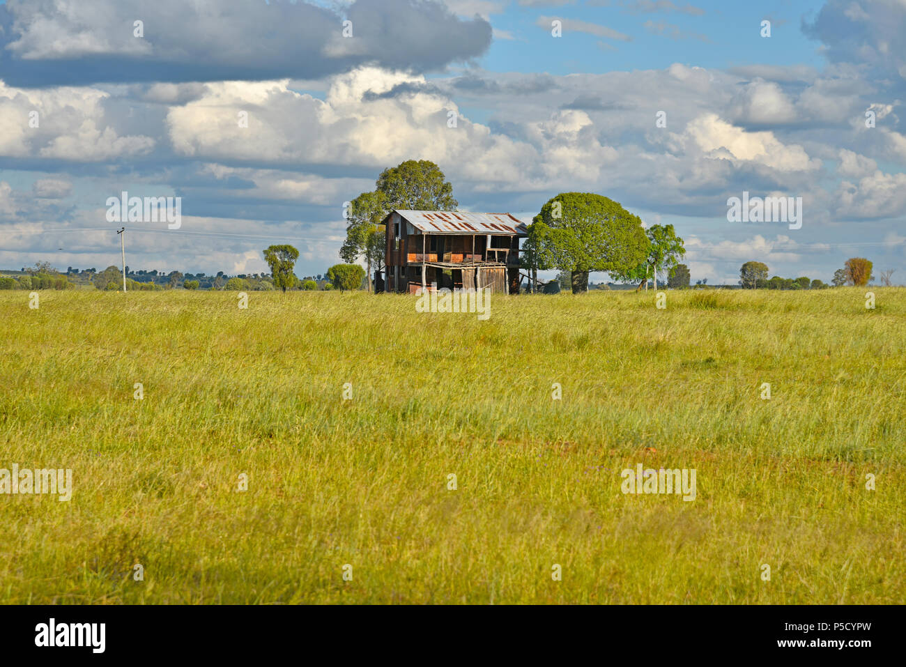 Derelict australian outback farm house hi-res stock photography and ...