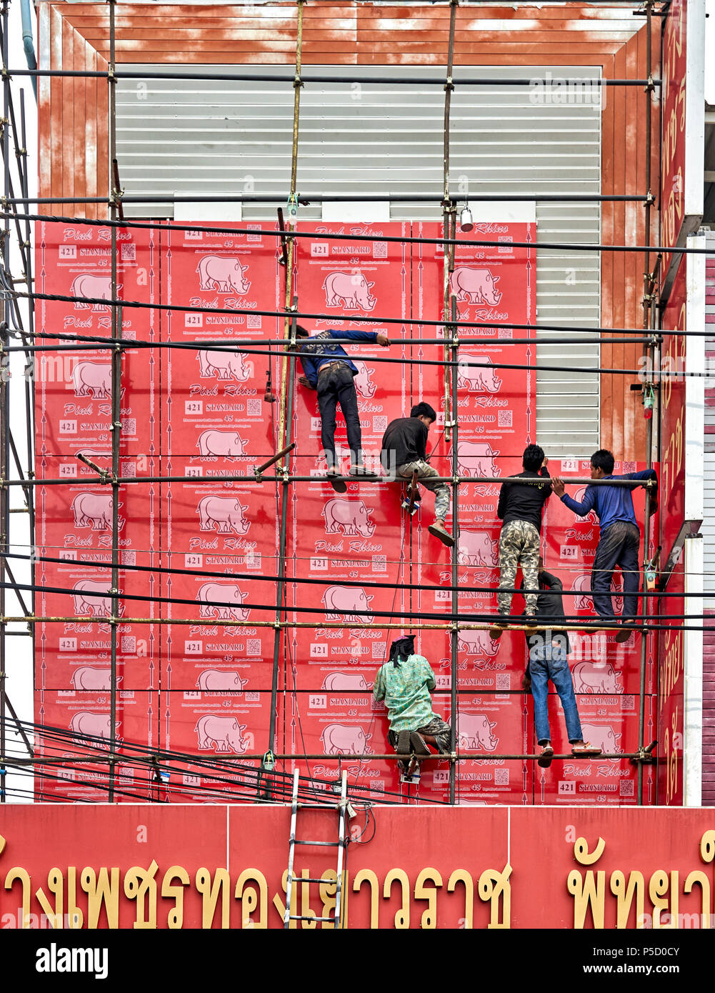 Scaffold worker, men scaffolding, Thailand street scene Stock Photo - Alamy
