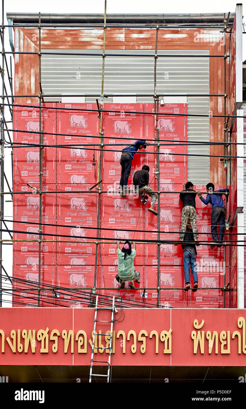 Scaffold worker, men scaffolding, Thailand street scene Stock Photo - Alamy