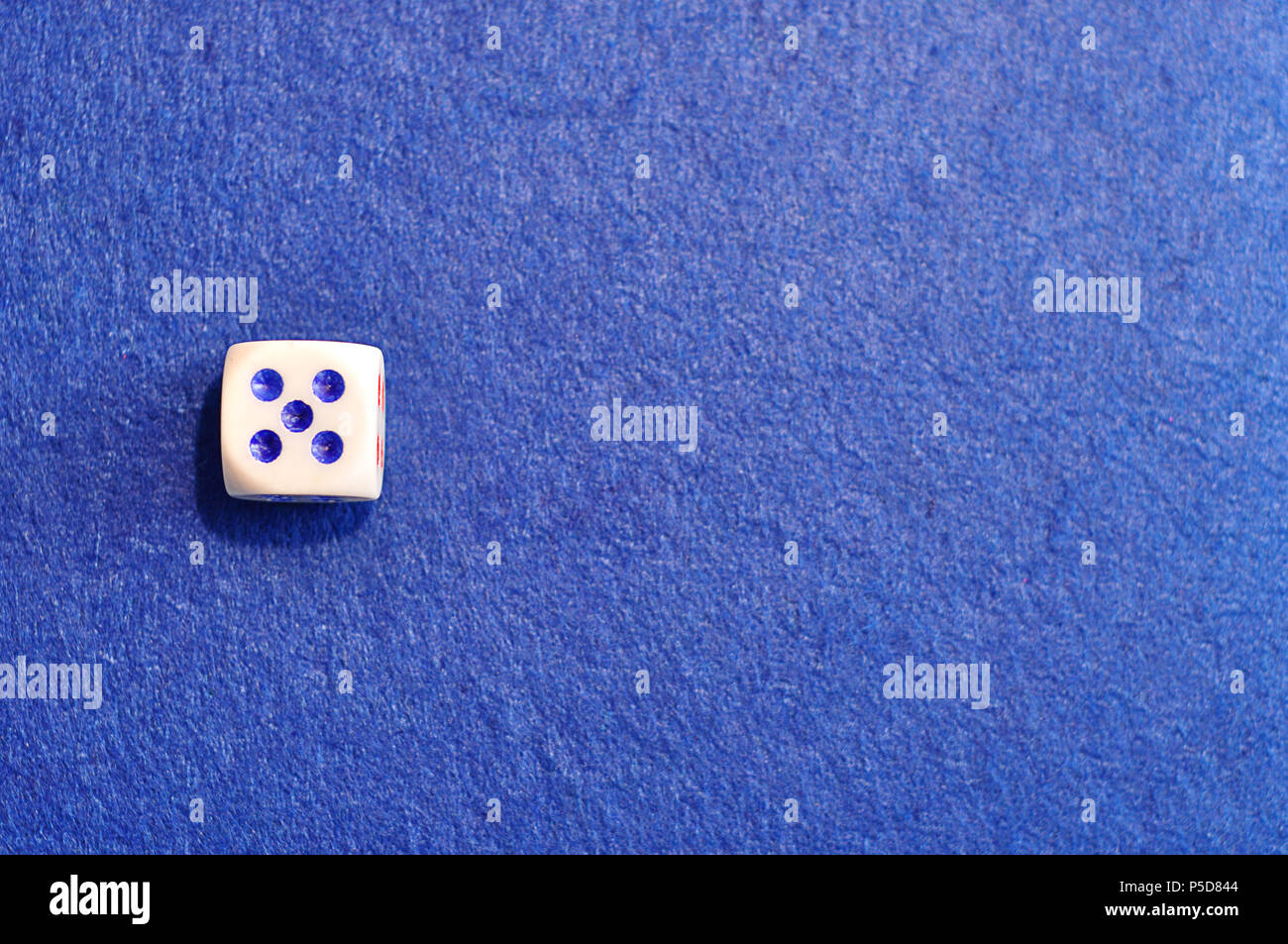 Single dice hi-res stock photography and images - Alamy