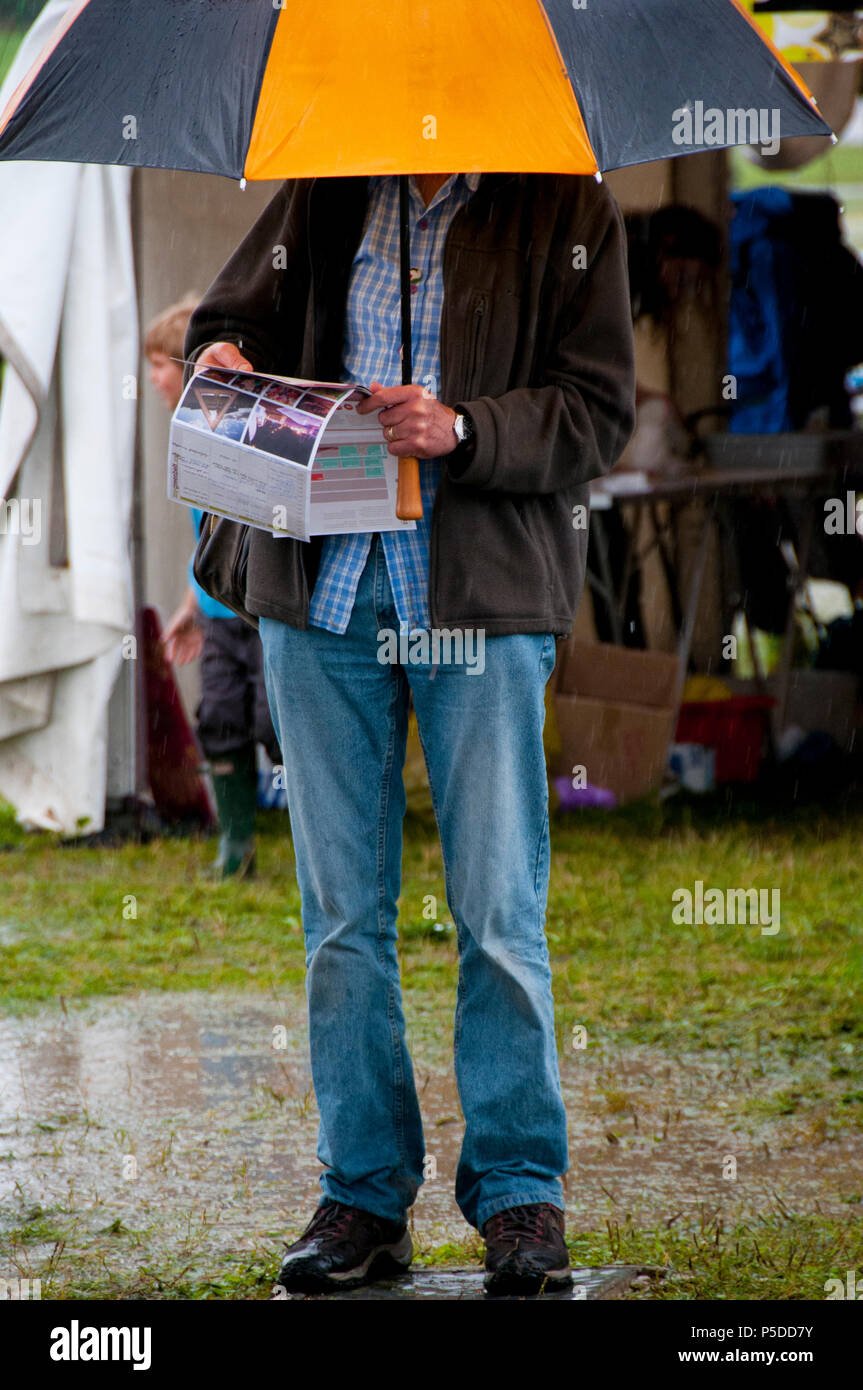 Reading umbrella rain hi-res stock photography and images - Alamy