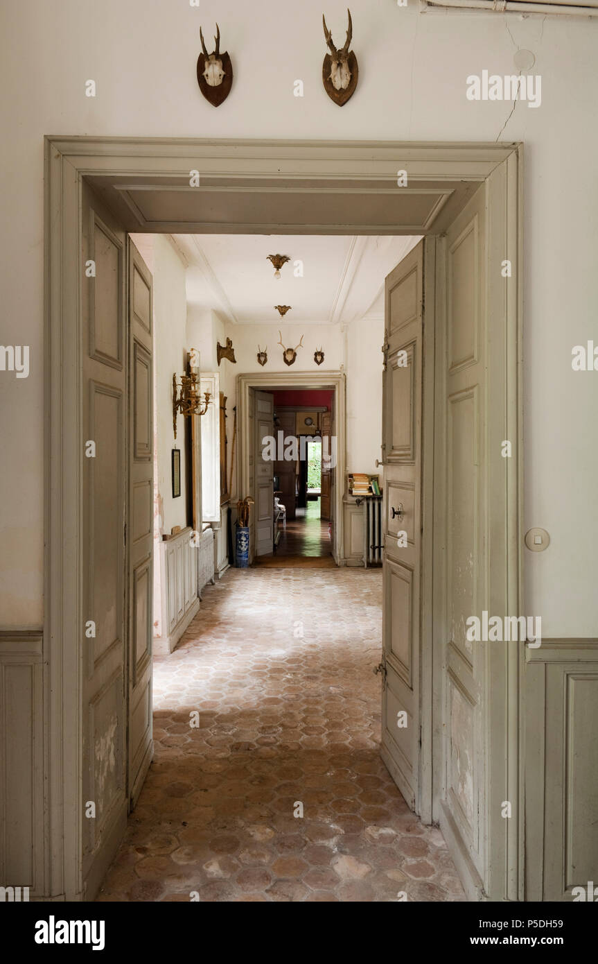 Old fashioned double doors hi-res stock photography and images - Alamy