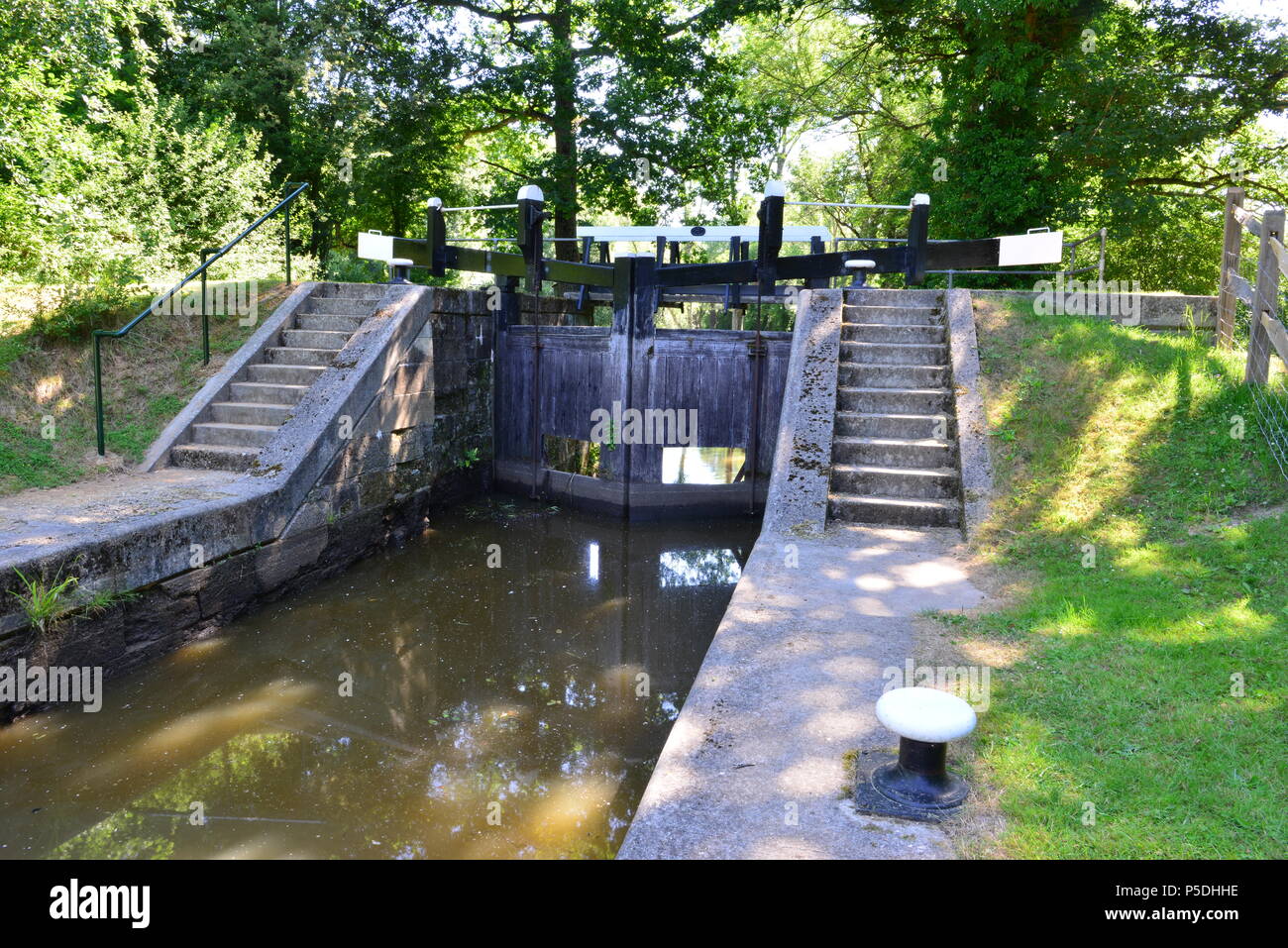 Empty old canal lock hi-res stock photography and images - Alamy
