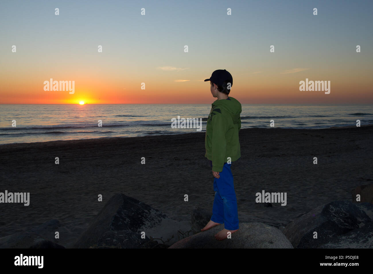 Children sunset watching hi-res stock photography and images - Alamy