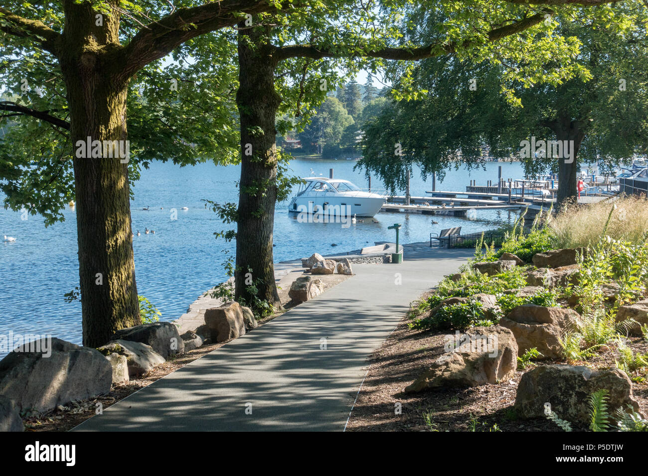 Lakeside walk hi-res stock photography and images - Alamy