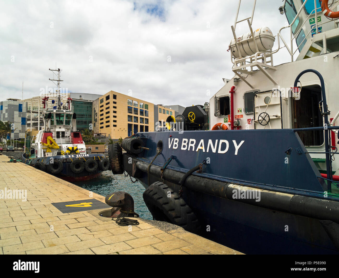 Ship tire fender boat hi-res stock photography and images - Alamy