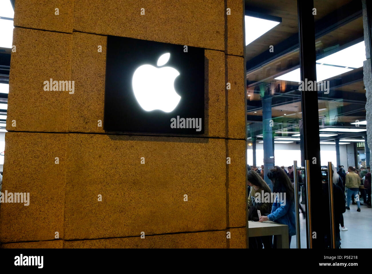 Apple store puerta del hi-res stock photography and images - Alamy