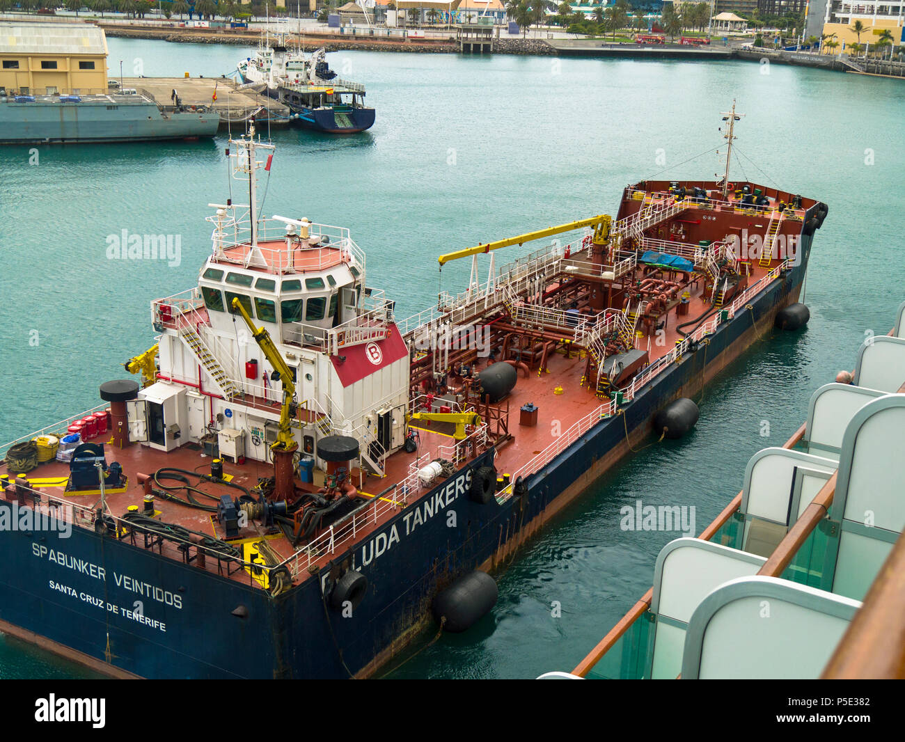 fuel barge Spabunker Veintidos approaching P&O cruise ship Azura in Las ...