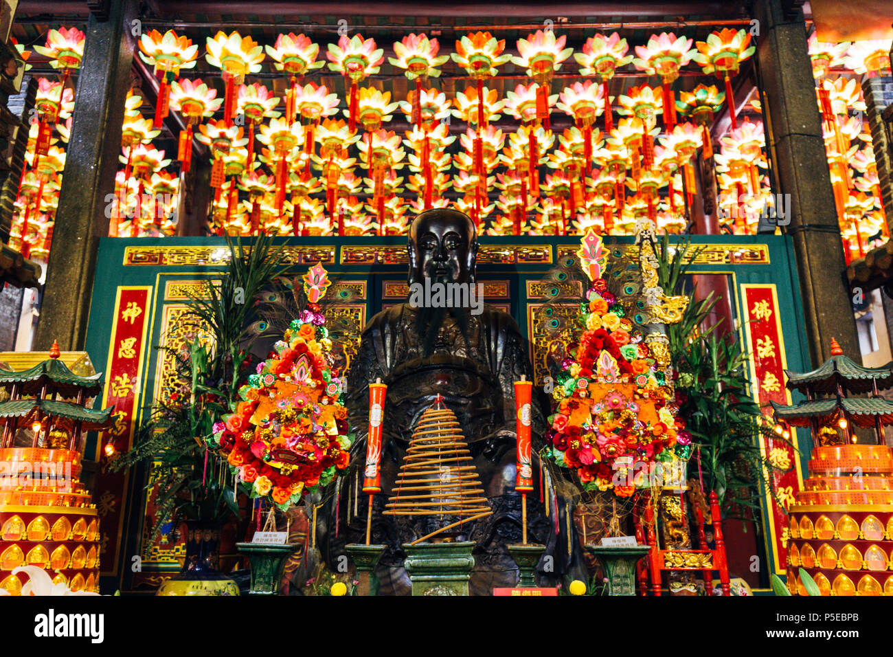 Gold building hong kong hi-res stock photography and images - Alamy