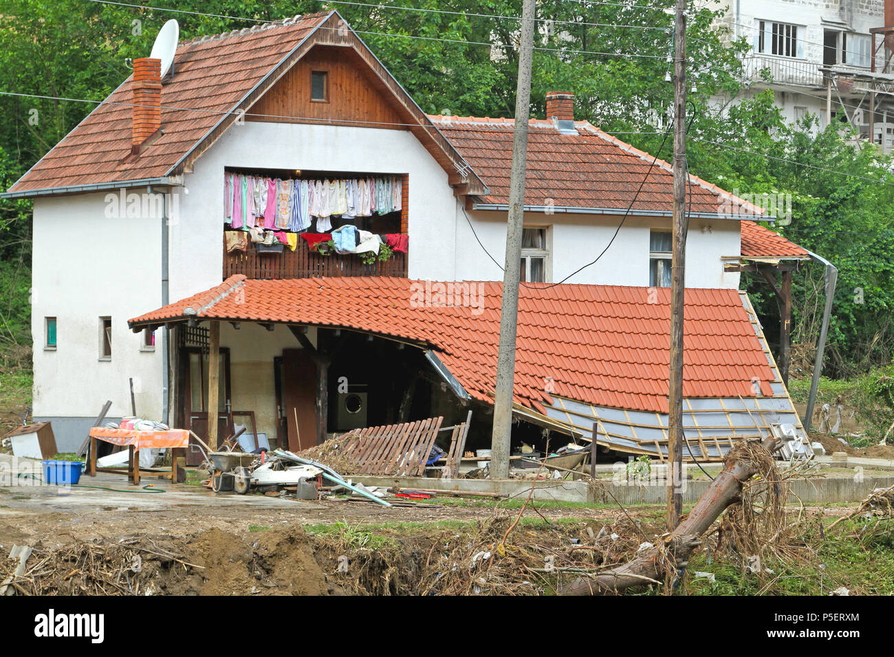 House damaged landslide hi-res stock photography and images - Alamy