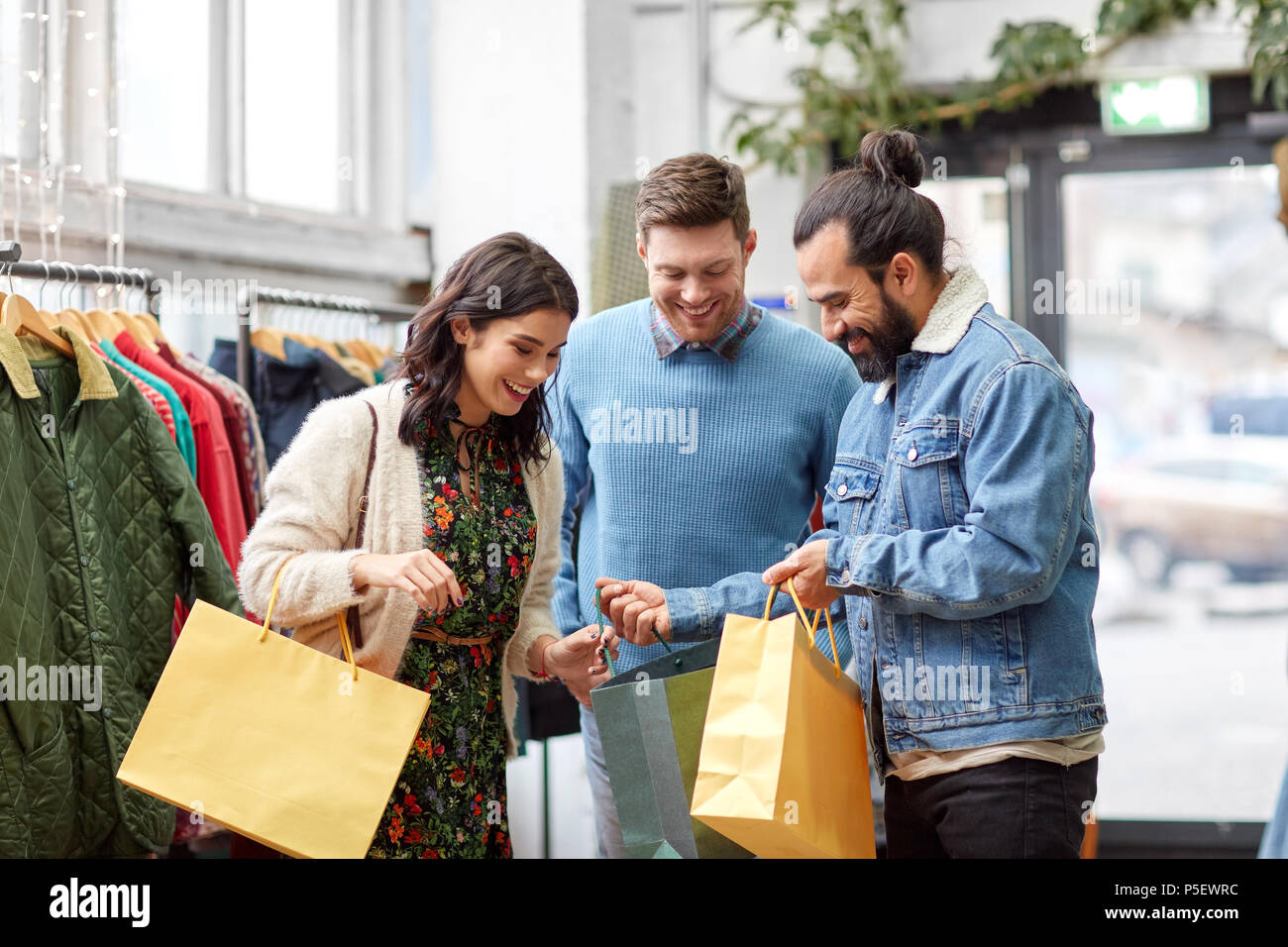Group friends shopping bags hi-res stock photography and images - Alamy
