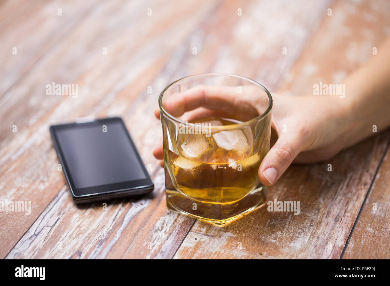 Hand whisky glass man hi-res stock photography and images - Alamy