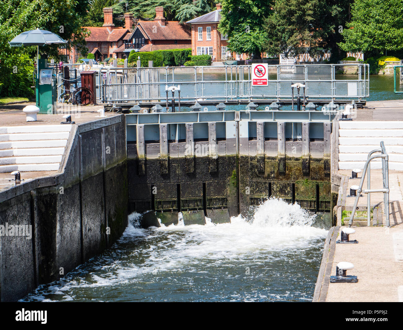 Marlow lock gates hi-res stock photography and images - Alamy