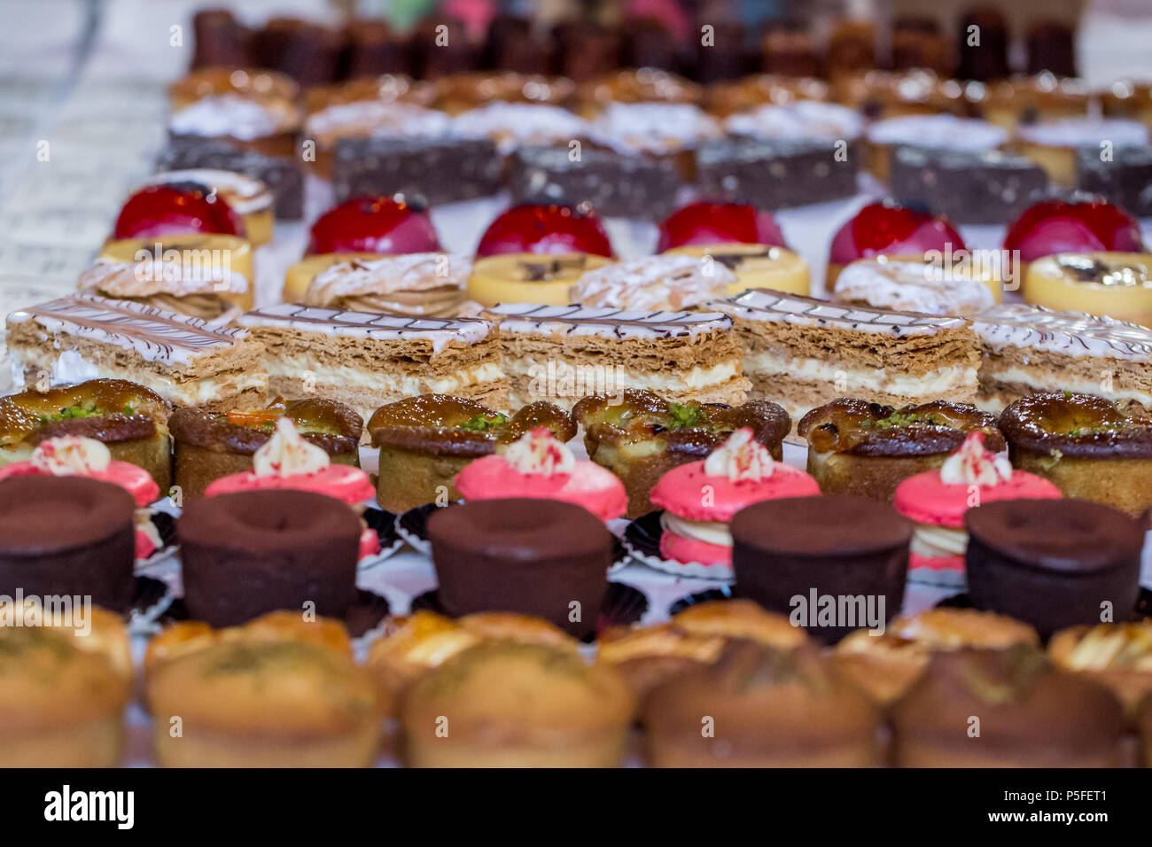 Borough market cake stall hi-res stock photography and images - Alamy