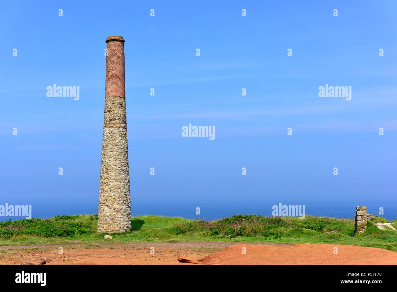 Mine chimneys cornwall hi-res stock photography and images - Alamy