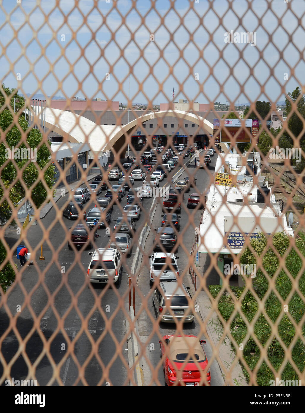 Travelers cross in to Arizona from Sonora, Mexico, at the U.S. Customs ...