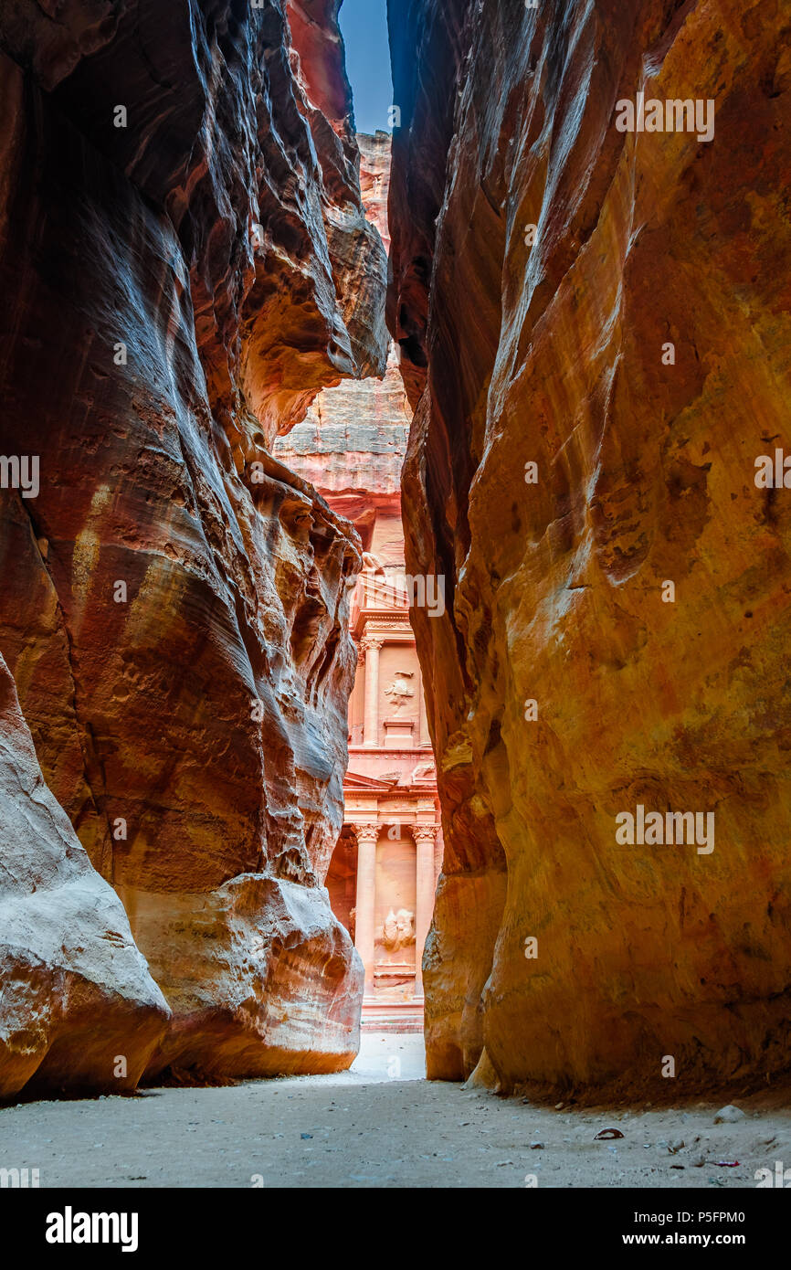Jordania canyon siq hi-res stock photography and images - Alamy