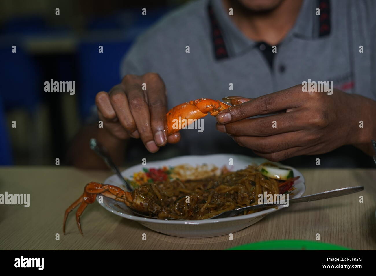 Mie Kepiting Aceh, Spicy Seafood Noodle with Crab at Street food market ...
