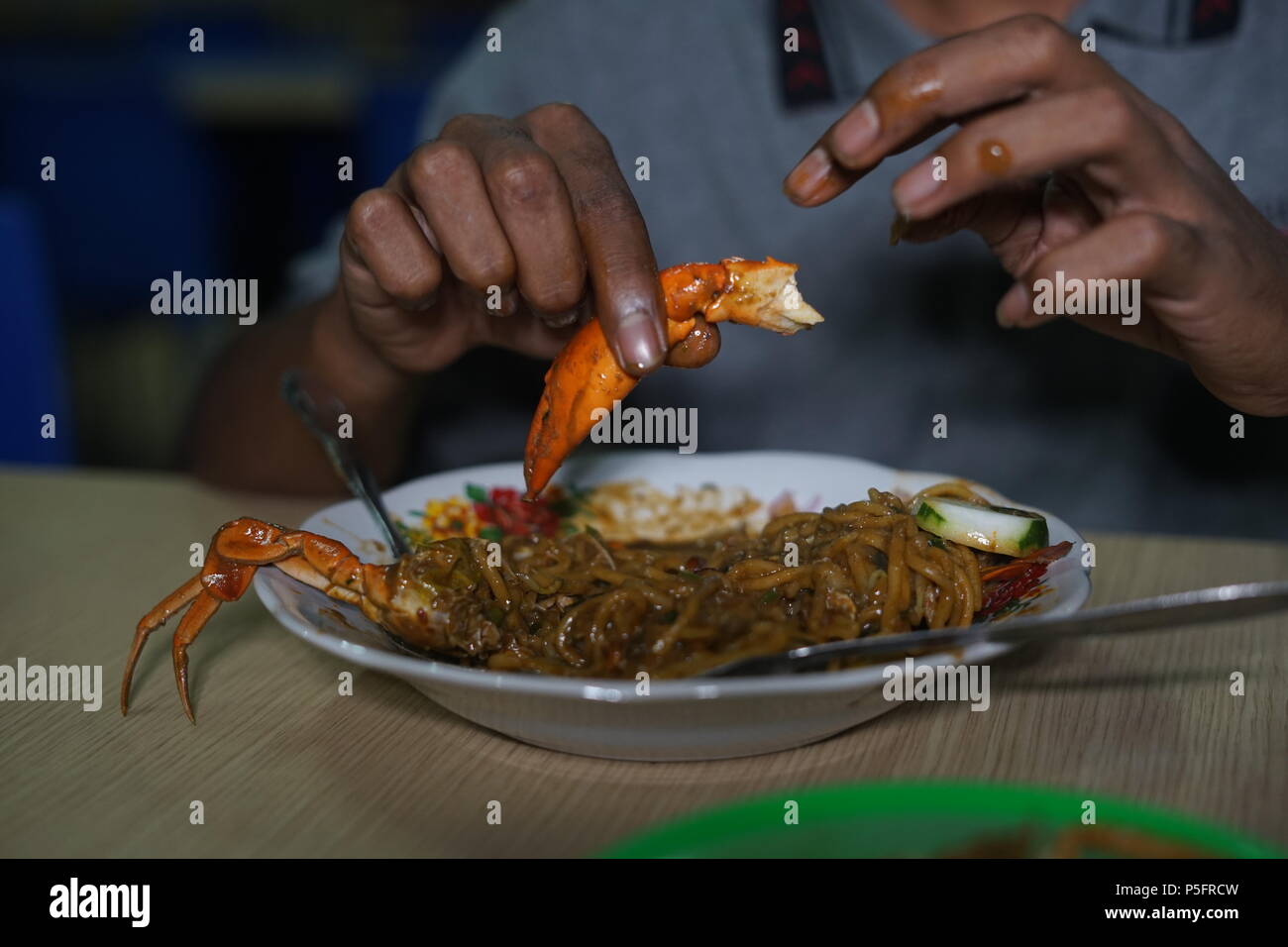 Mie Kepiting Aceh, Spicy Seafood Noodle with Crab at Street food market ...