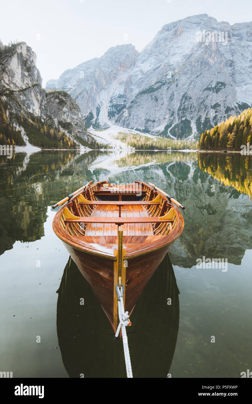 Traditional italian wooden boat hi-res stock photography and images - Alamy