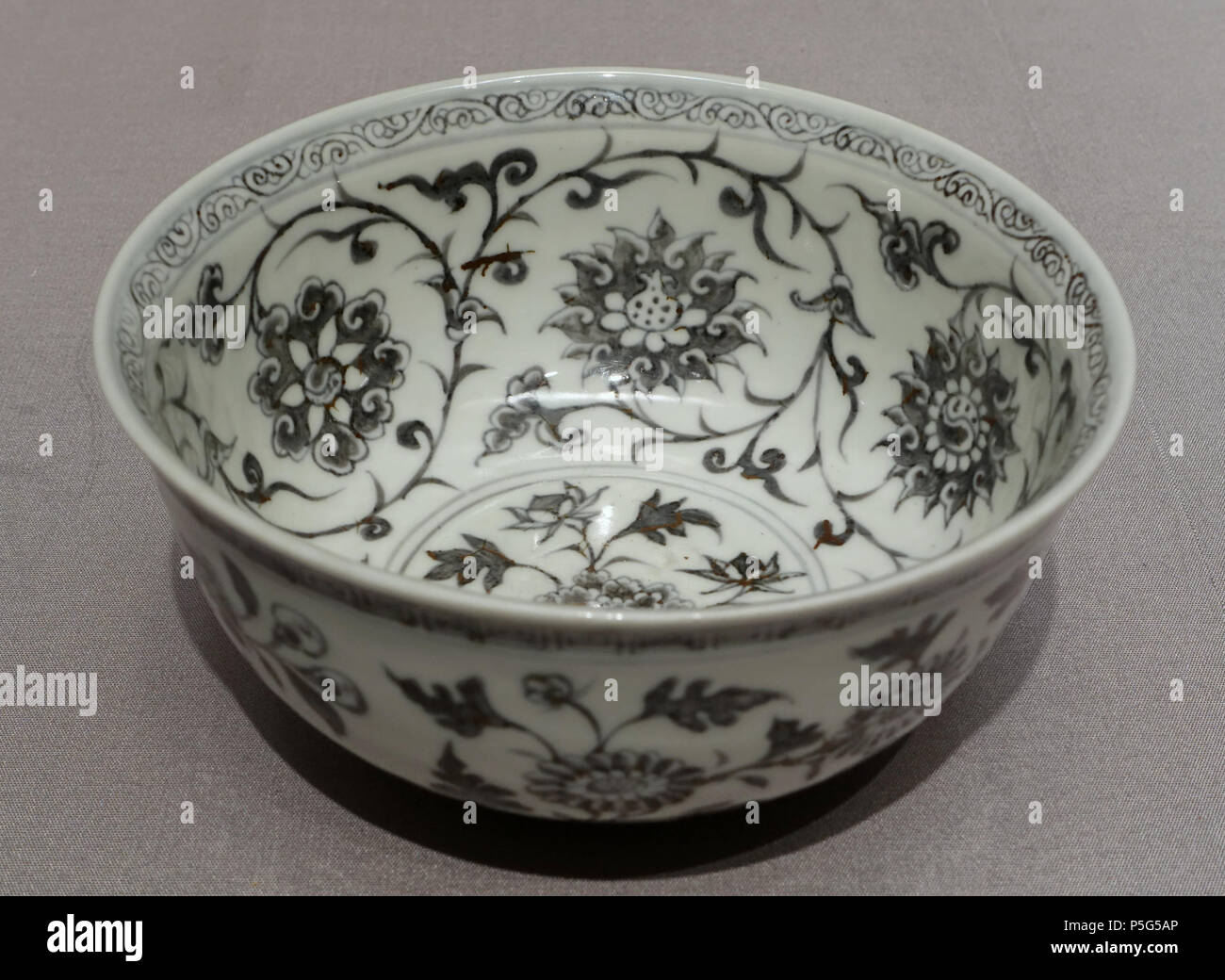 Ming bowl hi-res stock photography and images - Alamy