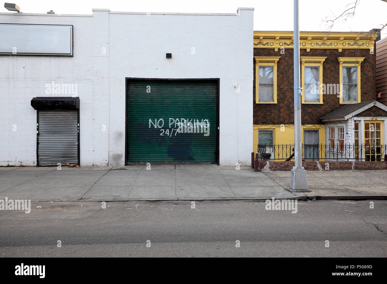 Streetside parking hi-res stock photography and images - Alamy