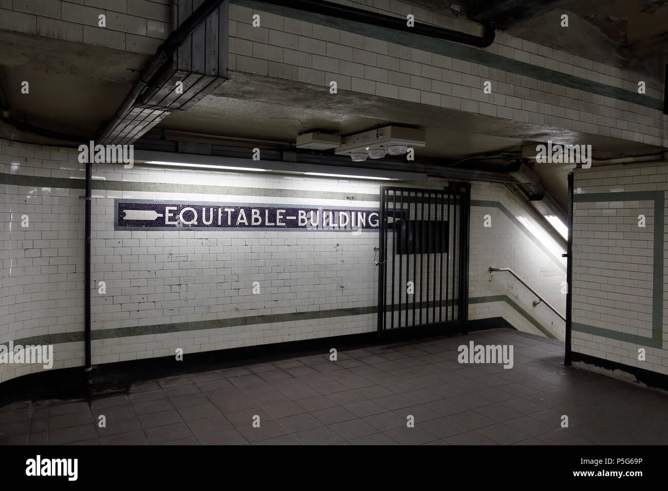 Nyc subway wall tile hi-res stock photography and images - Alamy