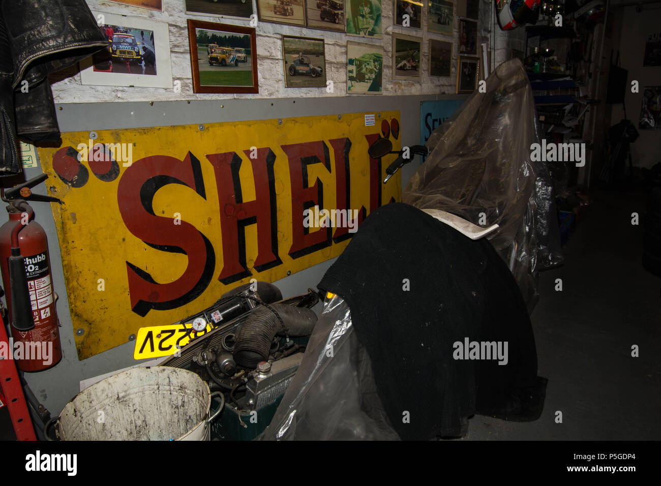 Vintage shell oil sign hi-res stock photography and images - Alamy