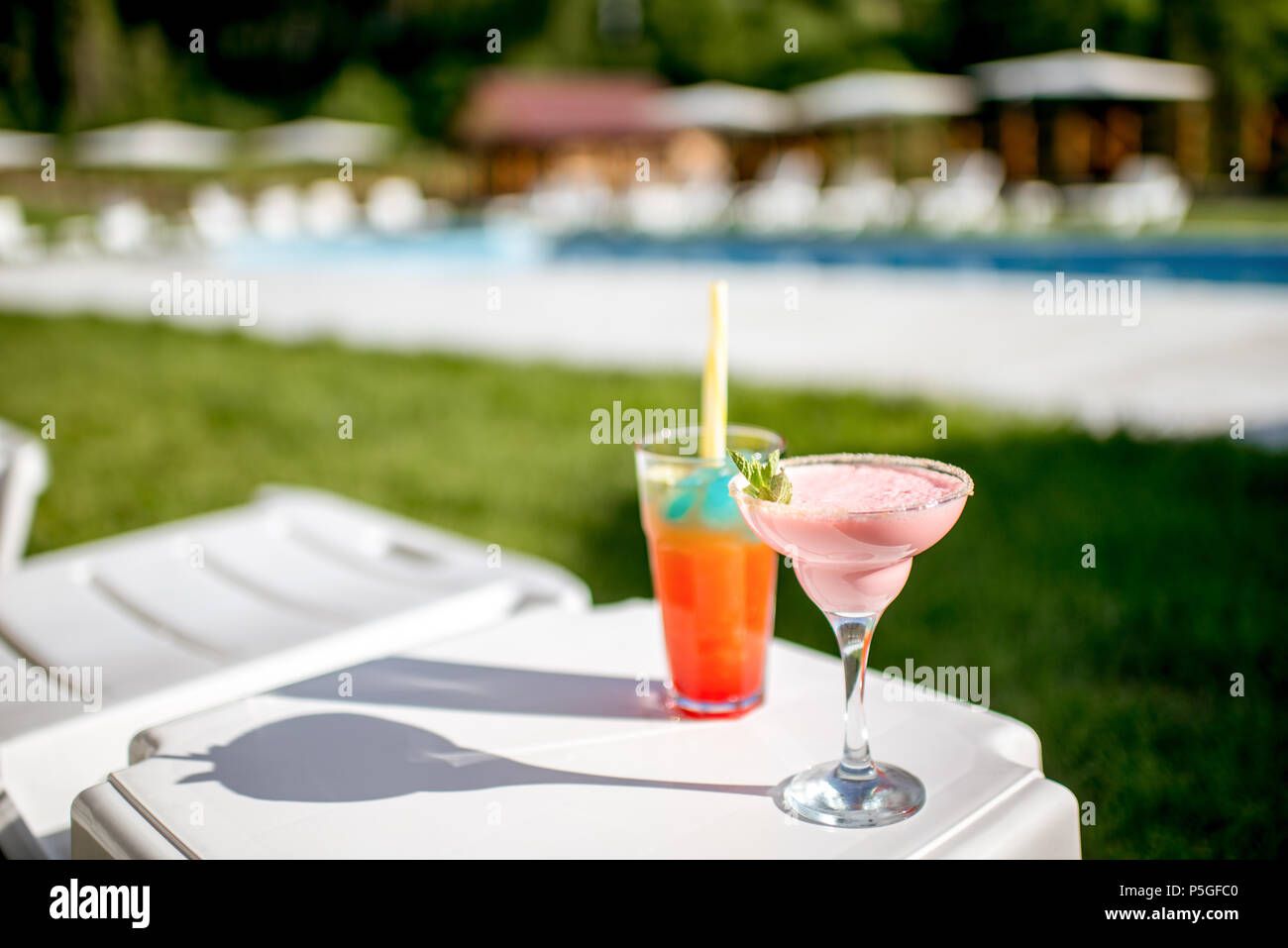 Summer cocktails near the swimming pool Stock Photo - Alamy