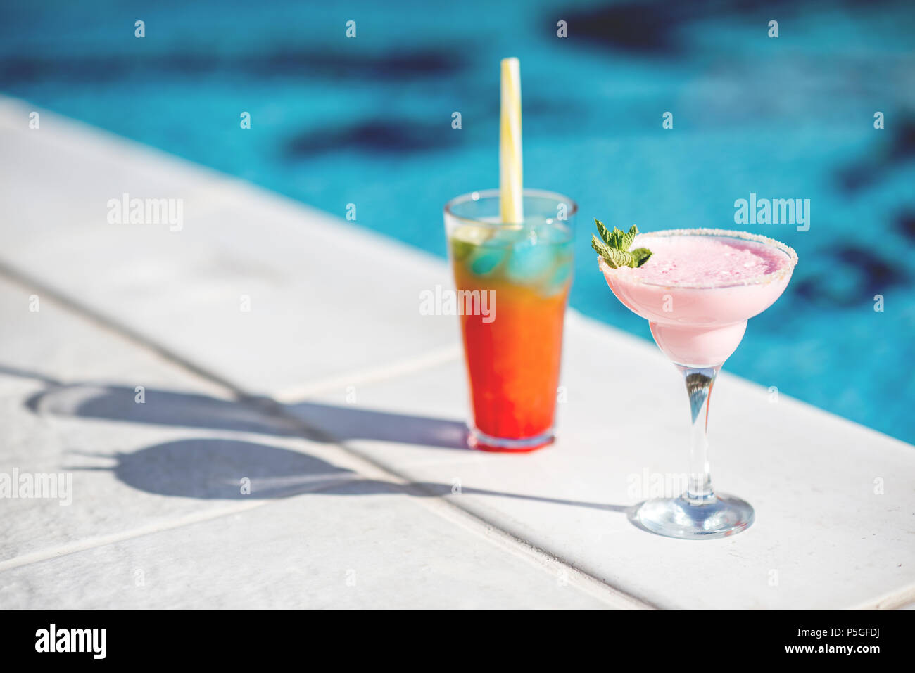 Summer cocktails on the swimming pool Stock Photo - Alamy