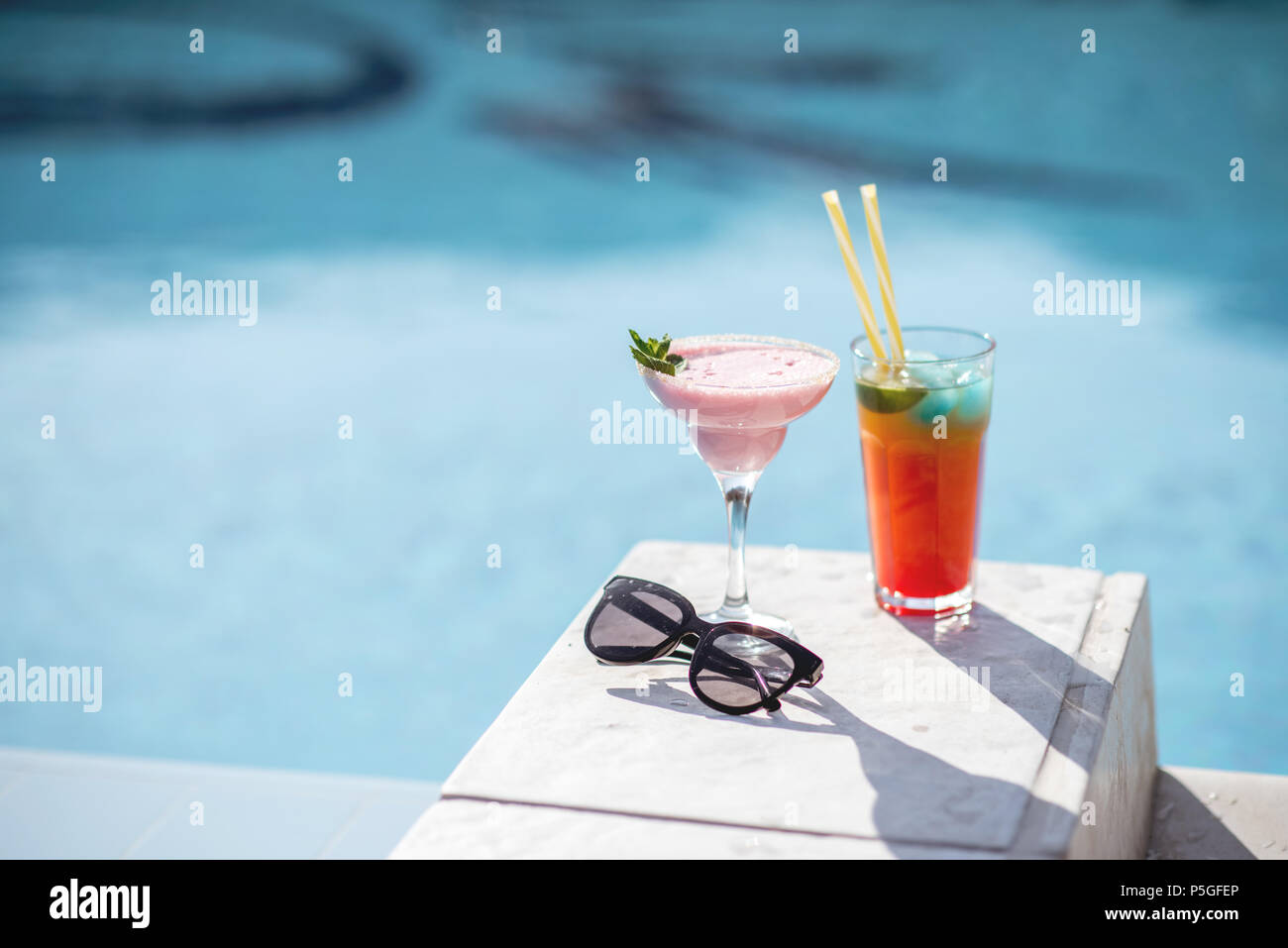 Summer cocktails on the swimming pool Stock Photo - Alamy
