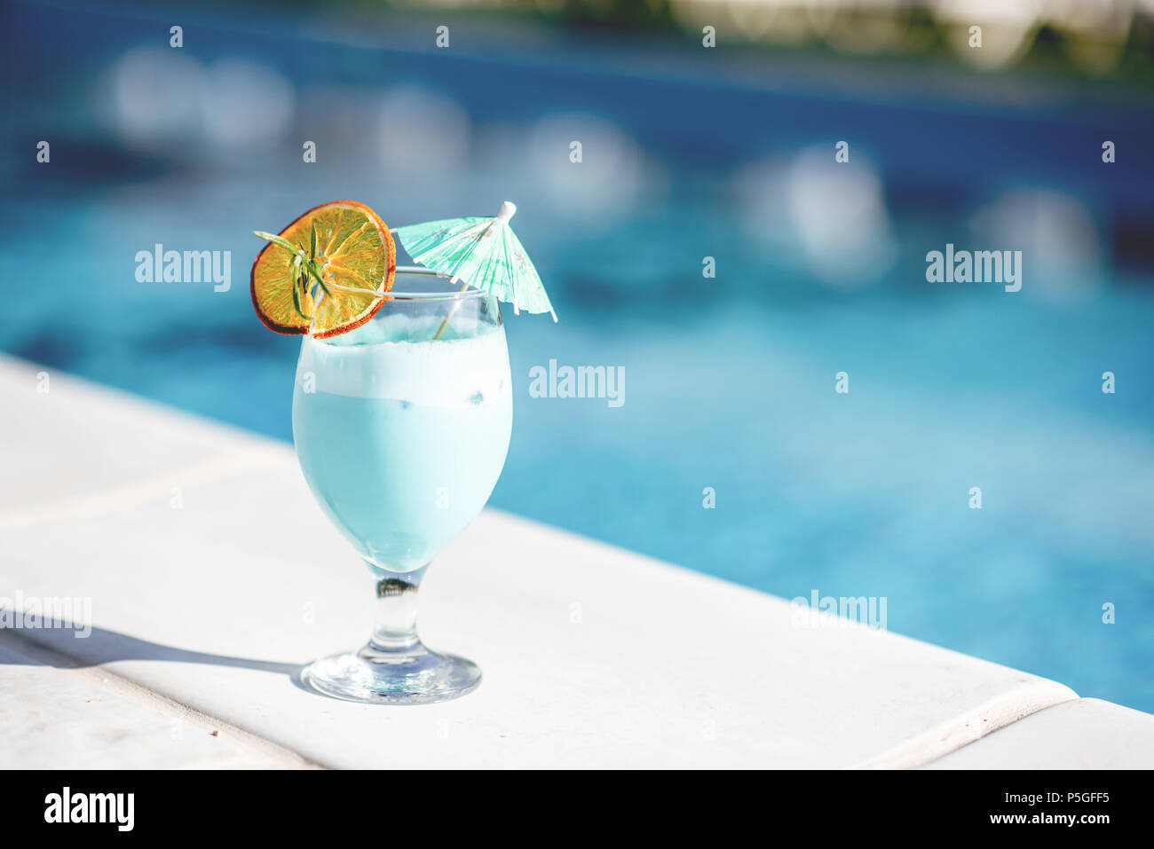 Summer cocktail on the swimming pool Stock Photo - Alamy