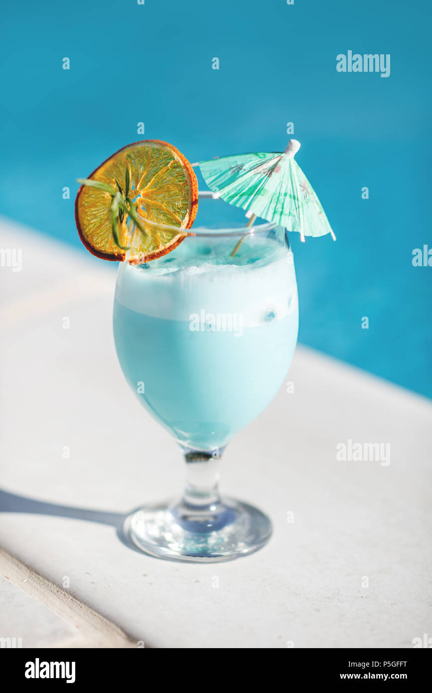 Summer cocktail on the swimming pool Stock Photo - Alamy