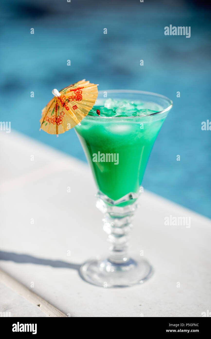 Summer cocktail on the swimming pool Stock Photo - Alamy