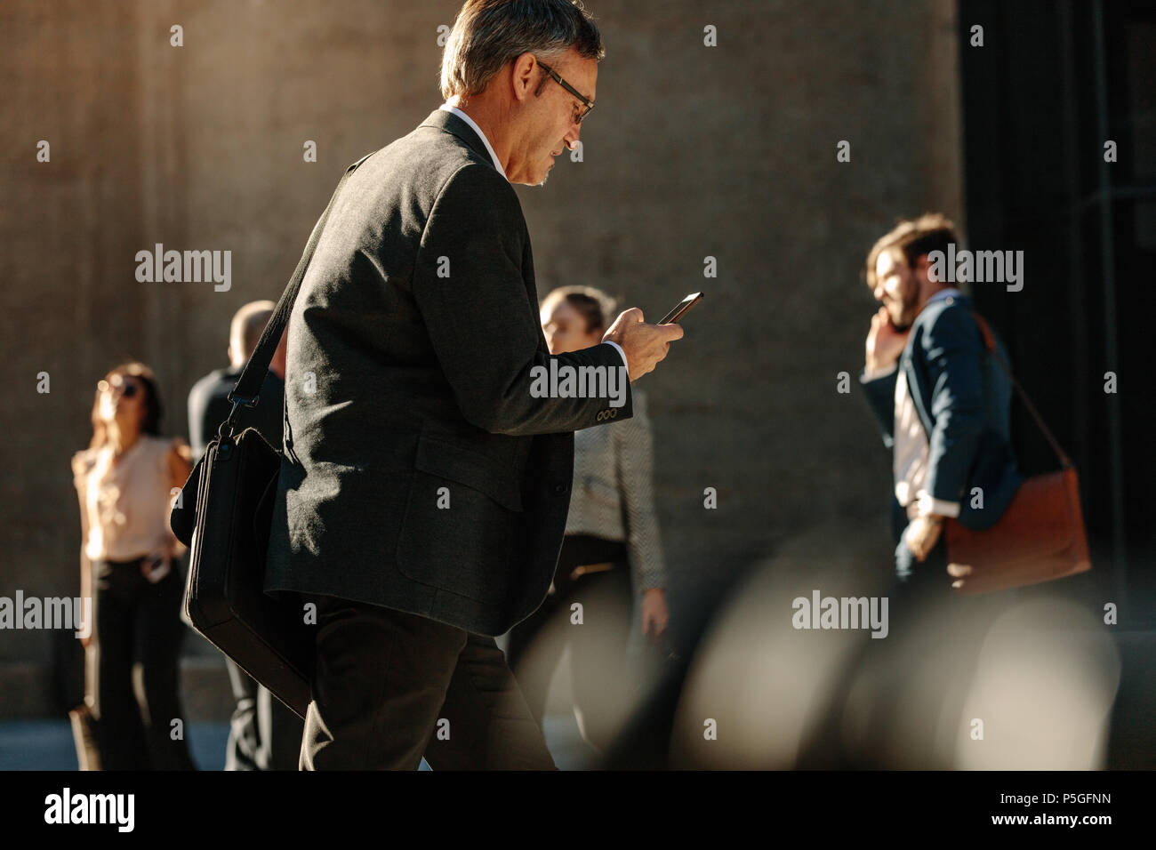 City with people hi-res stock photography and images - Alamy