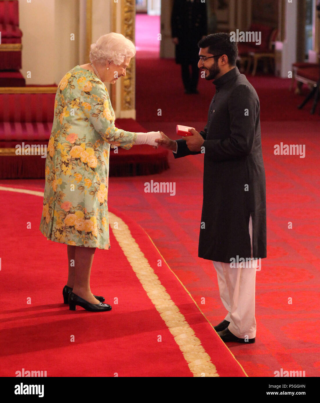 Mr. Haroon Yasin from Pakistan receives his Young Leaders Award from ...