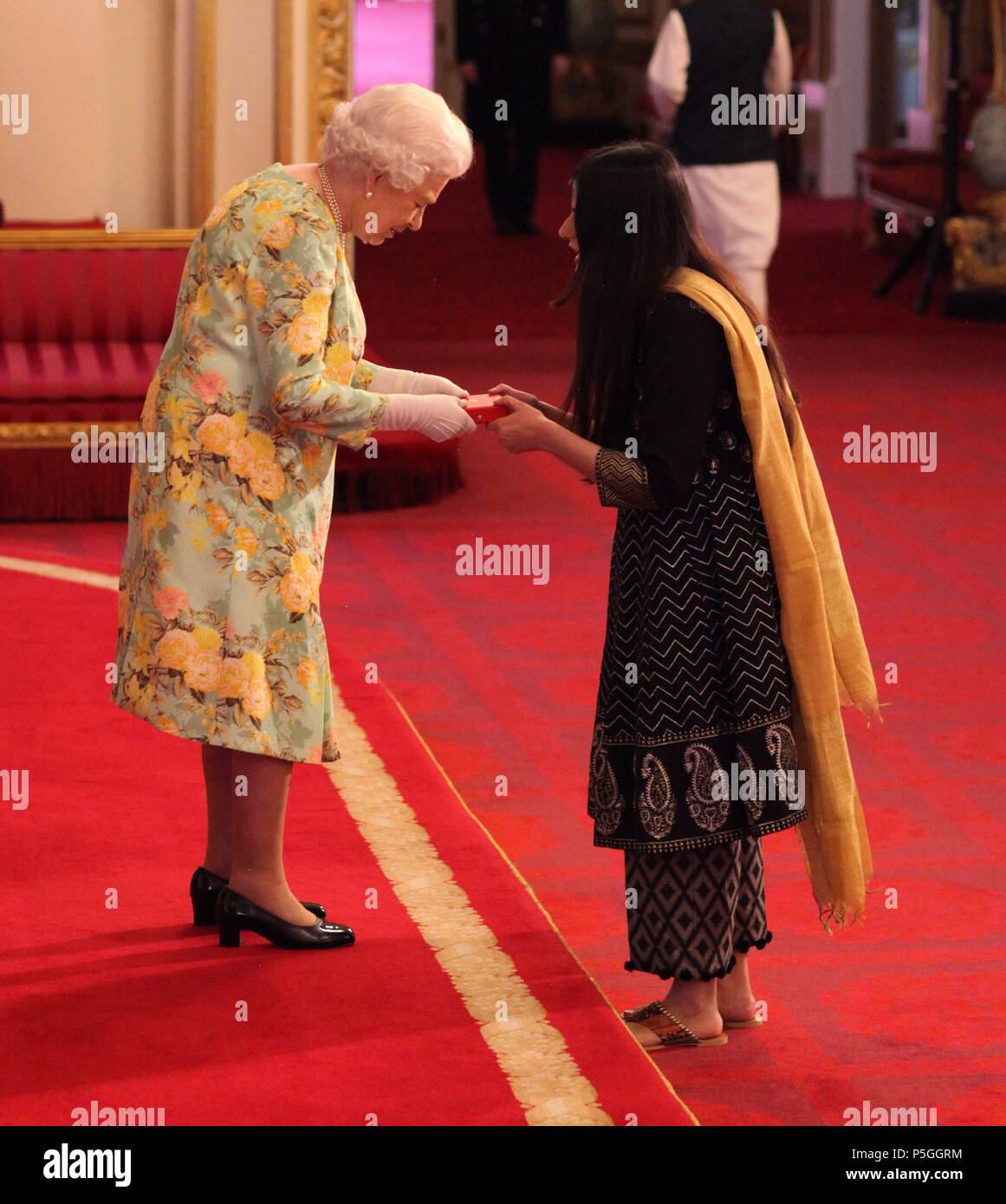 Ms Mahnoor Syed from Pakistan receives her Young Leaders Award from ...
