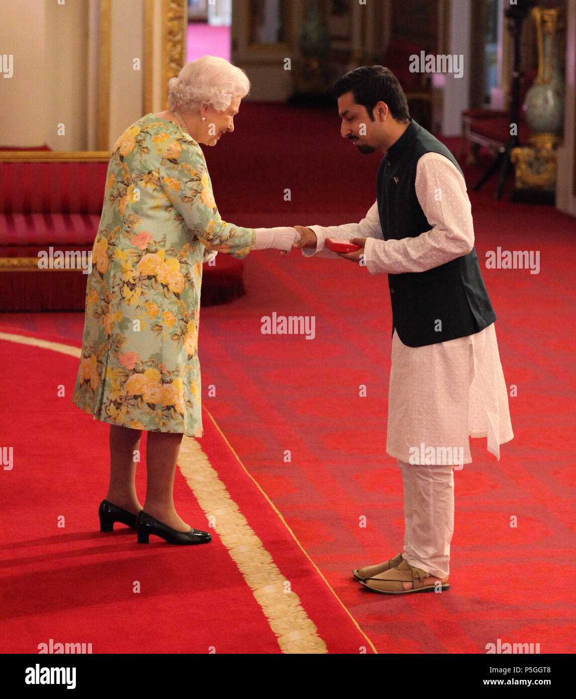 Mr. Hassan Mujtaba Zaidi from Pakistan receives his Young Leaders Award ...